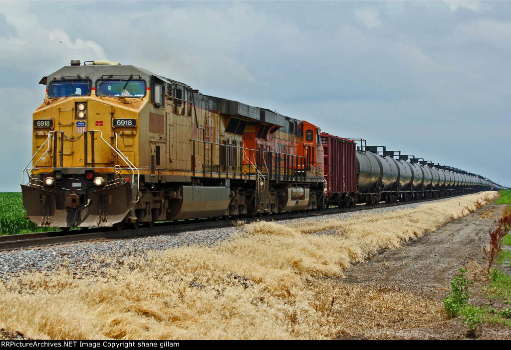 UP 6918 Slows for a train meet!